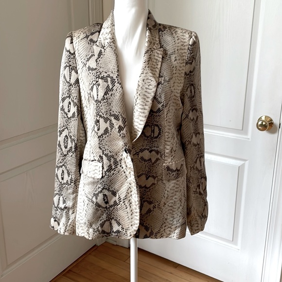 Zara | Jackets & Coats | Zara Woman Jacket Made In Spain Size M Sneak ...